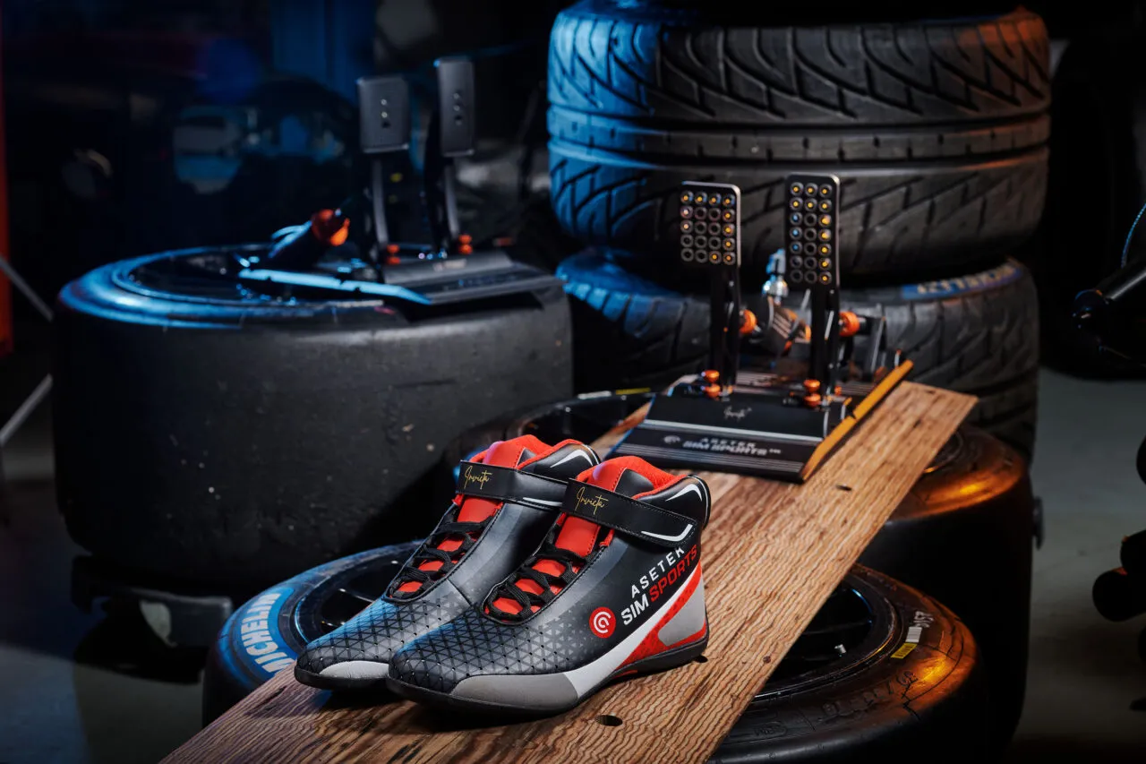 Asetek: Botas de regalo en la compra de pedales en Asetek - simRacer.es